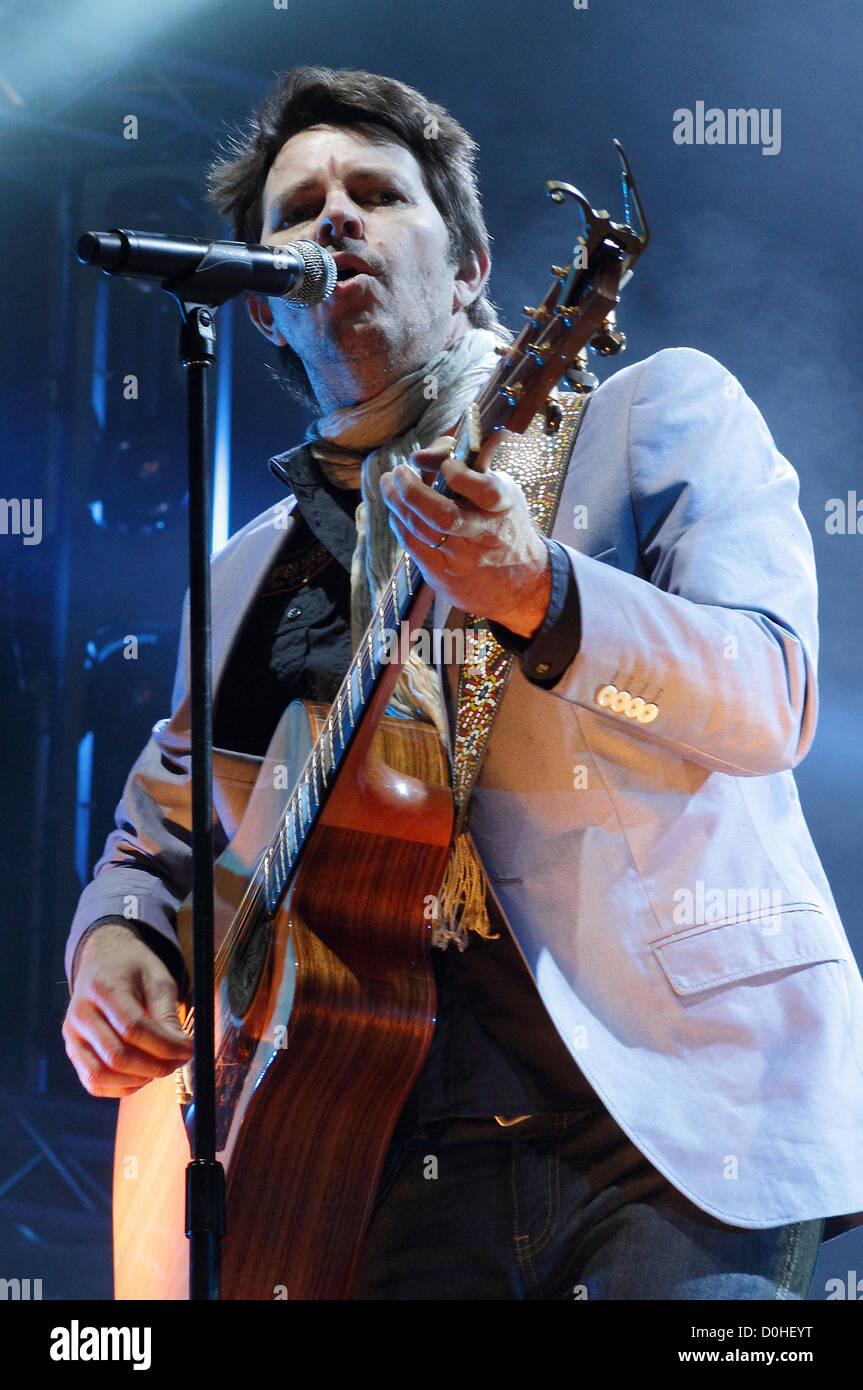 Bernard Fanning of Powderfinger performing live Adelaide, Australia ...