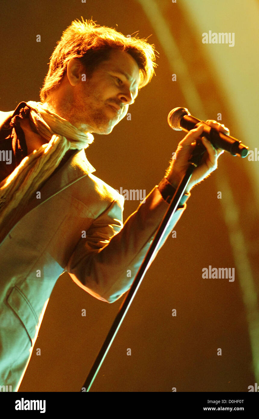 Bernard Fanning of Powderfinger performing live Adelaide, Australia ...