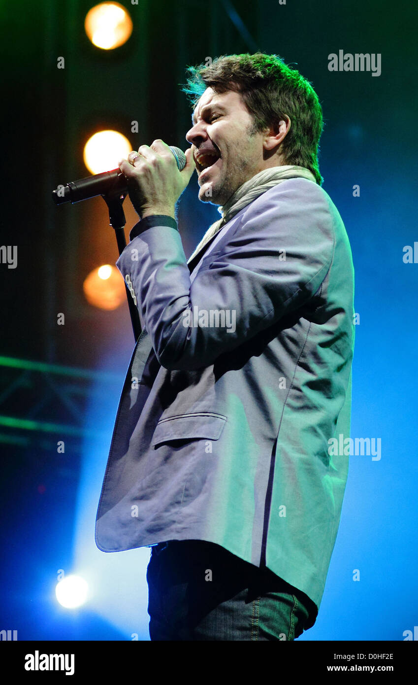 Bernard Fanning of Powderfinger performing live Adelaide, Australia ...