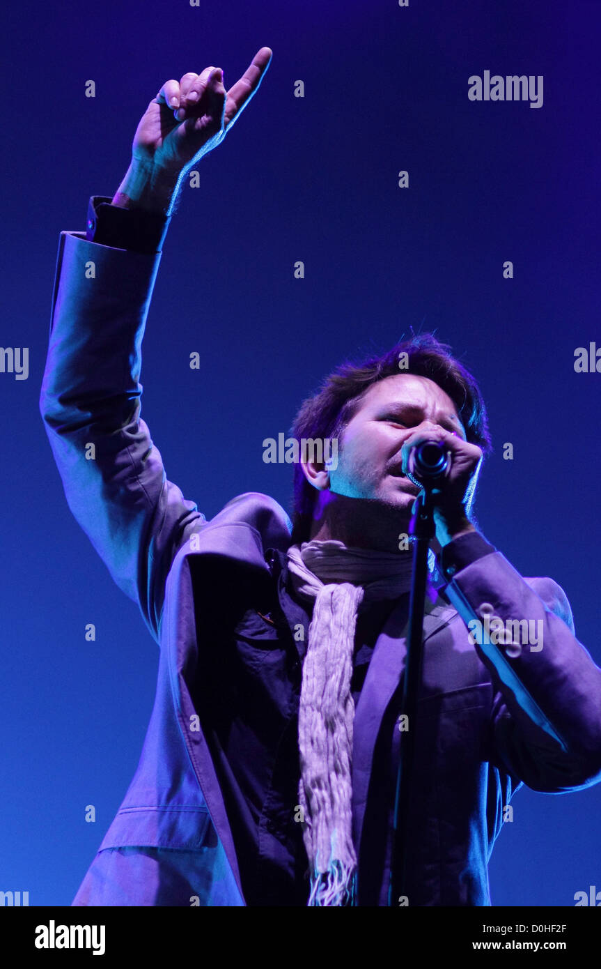 Bernard Fanning of Powderfinger performing live Adelaide, Australia ...