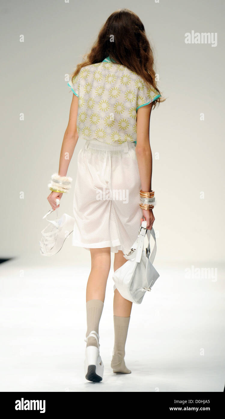 Model London Fashion Week Spring/Summer 2011 - Betty Jackson - Catwalk ...