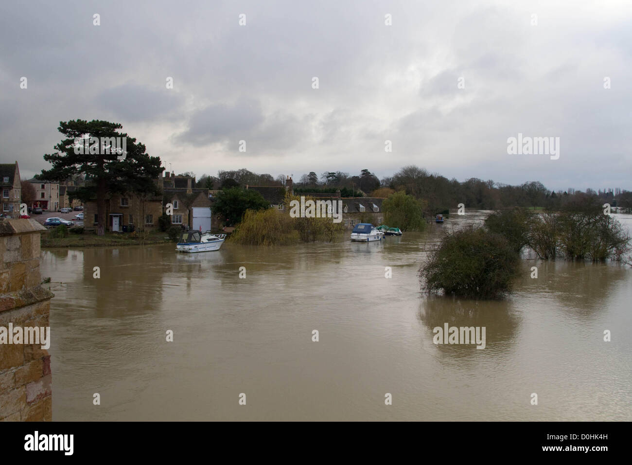 Wansford, Cambridgeshire, UK. Monday 26th November 2012. Boats are ...
