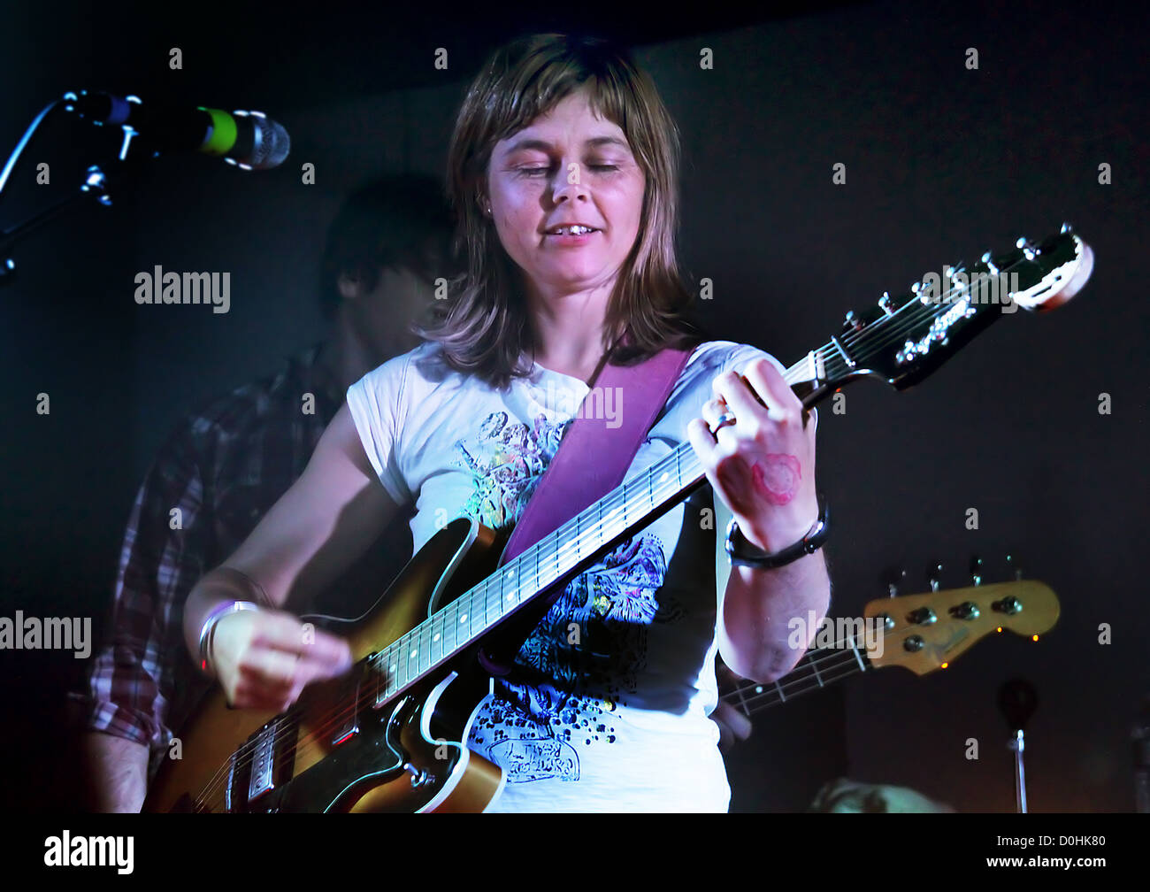 Frances McKee of The Vaselines performing at Liverpool Static Gallery ...
