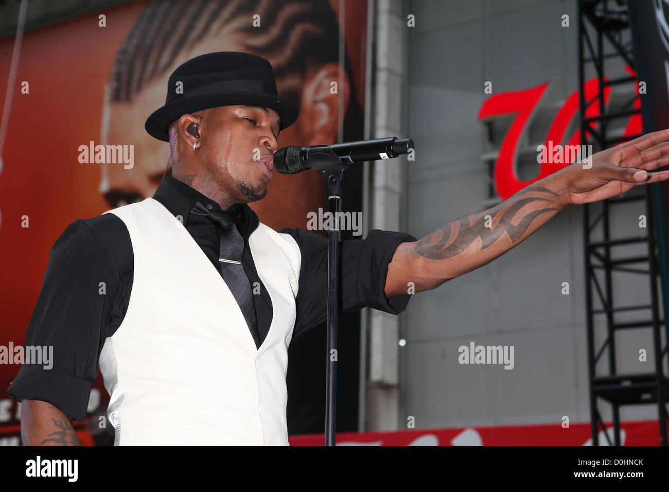 Ne-Yo Island Def Jam Rocks Times Square for Children's Miracle Network ...