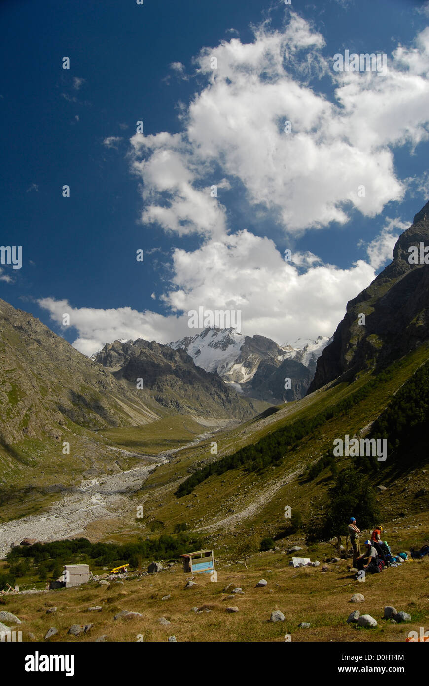 mountaineers resting mountains base camp people Stock Photo - Alamy