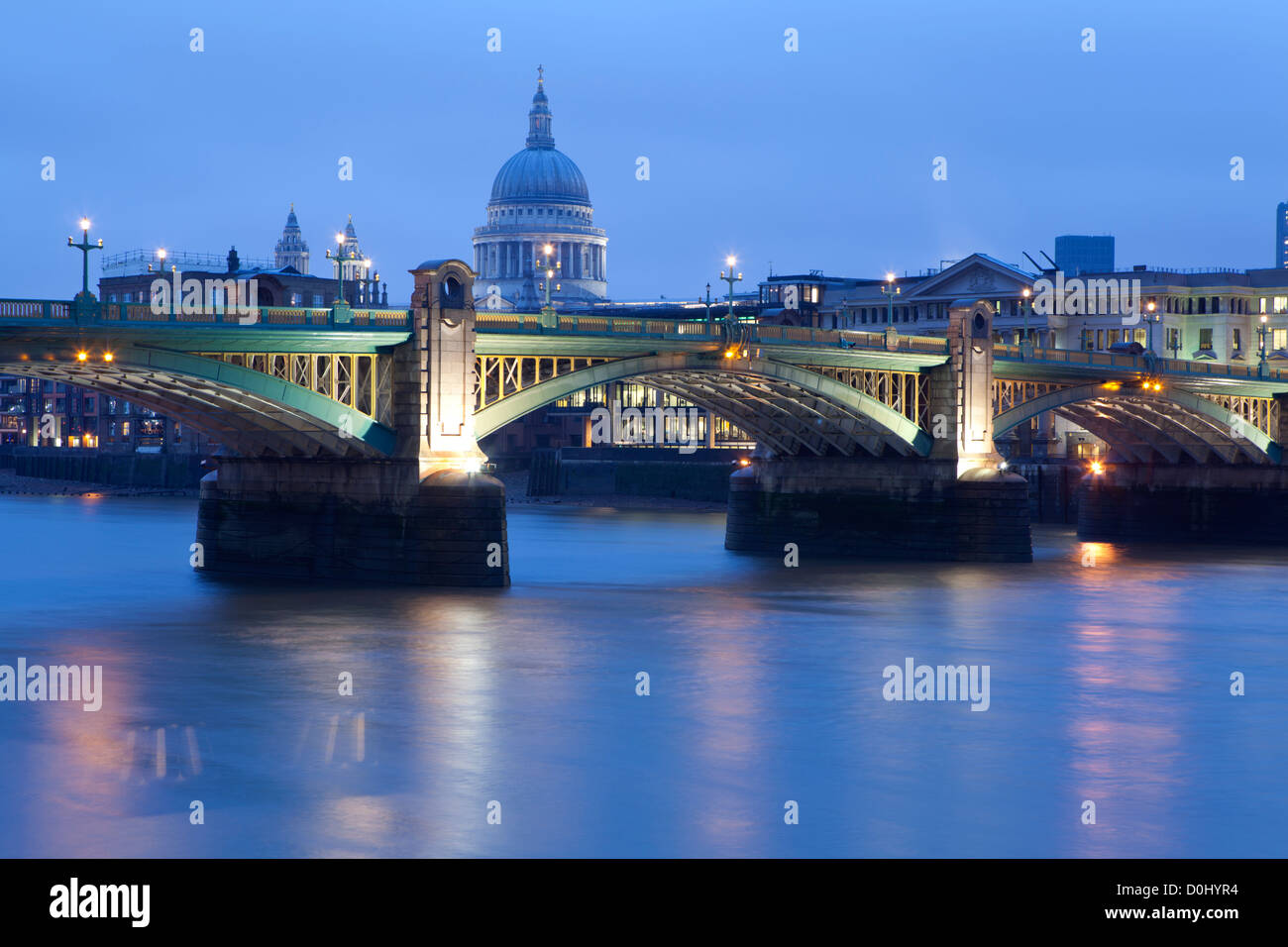 Southwark bridge road and foot bridge hi-res stock photography and ...