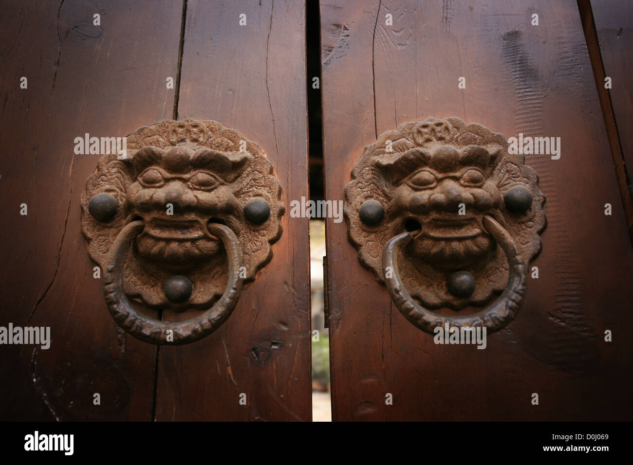 Traditional chinese door design door hi-res stock photography and ...