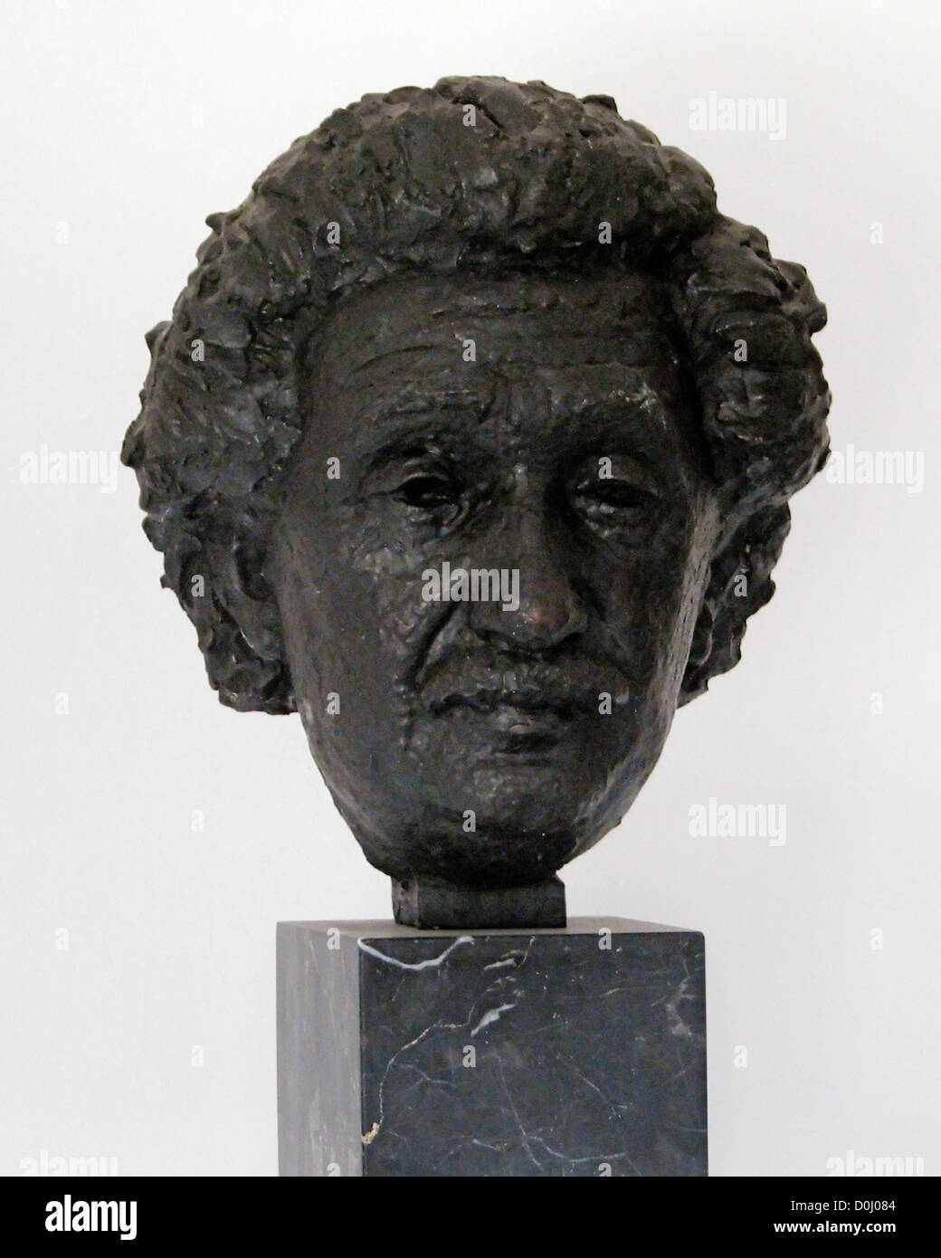 Einstein bronze statue hi-res stock photography and images - Alamy