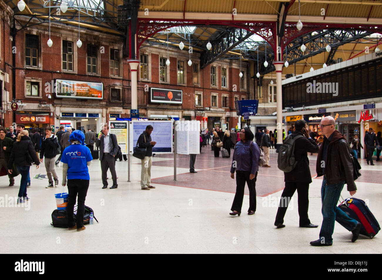 Victoria railway station Stock Photo - Alamy