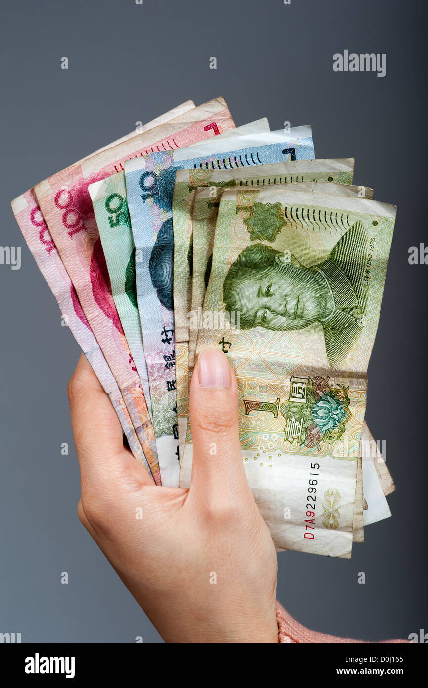 Female's hand holding Chinese Yuan banknotes Stock Photo - Alamy