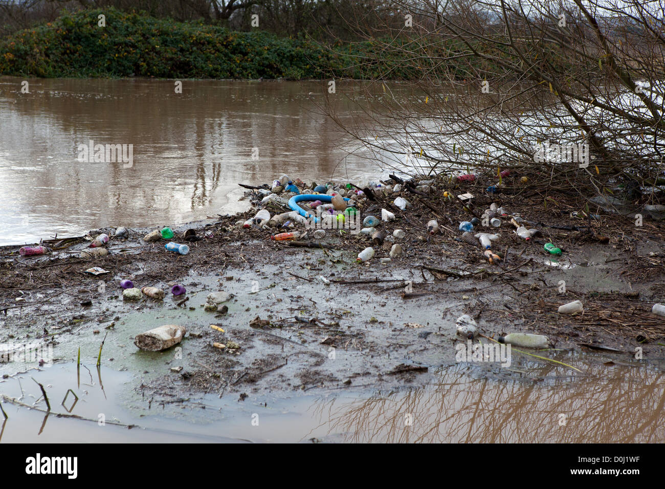 Tamworth, Staffordshire, UK. 26th November, 2012. A "scum line" of ...