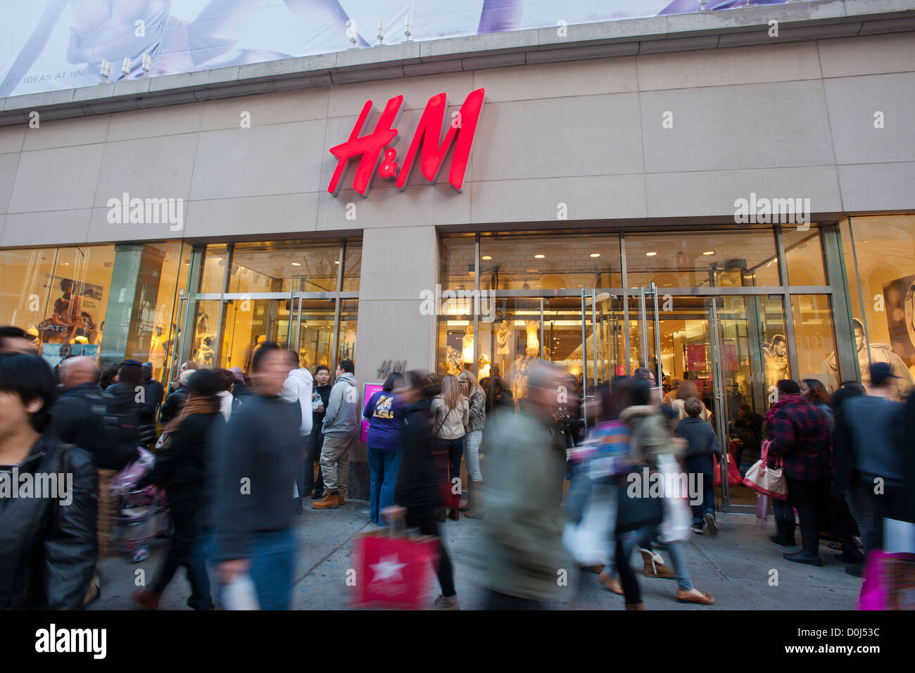 Shoppers in the Herald Square shopping district in New York looking for ...