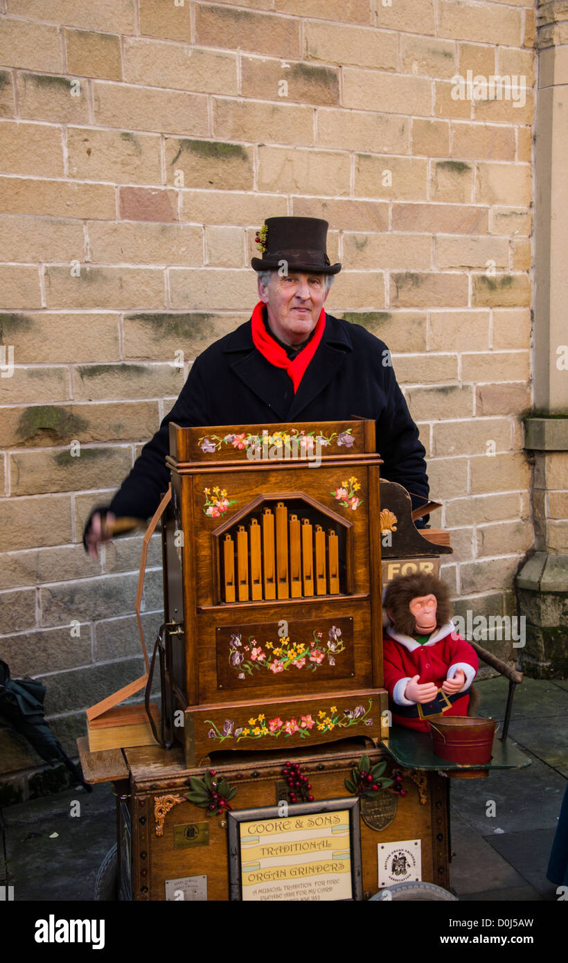 Organ grinder monkey hi-res stock photography and images - Alamy