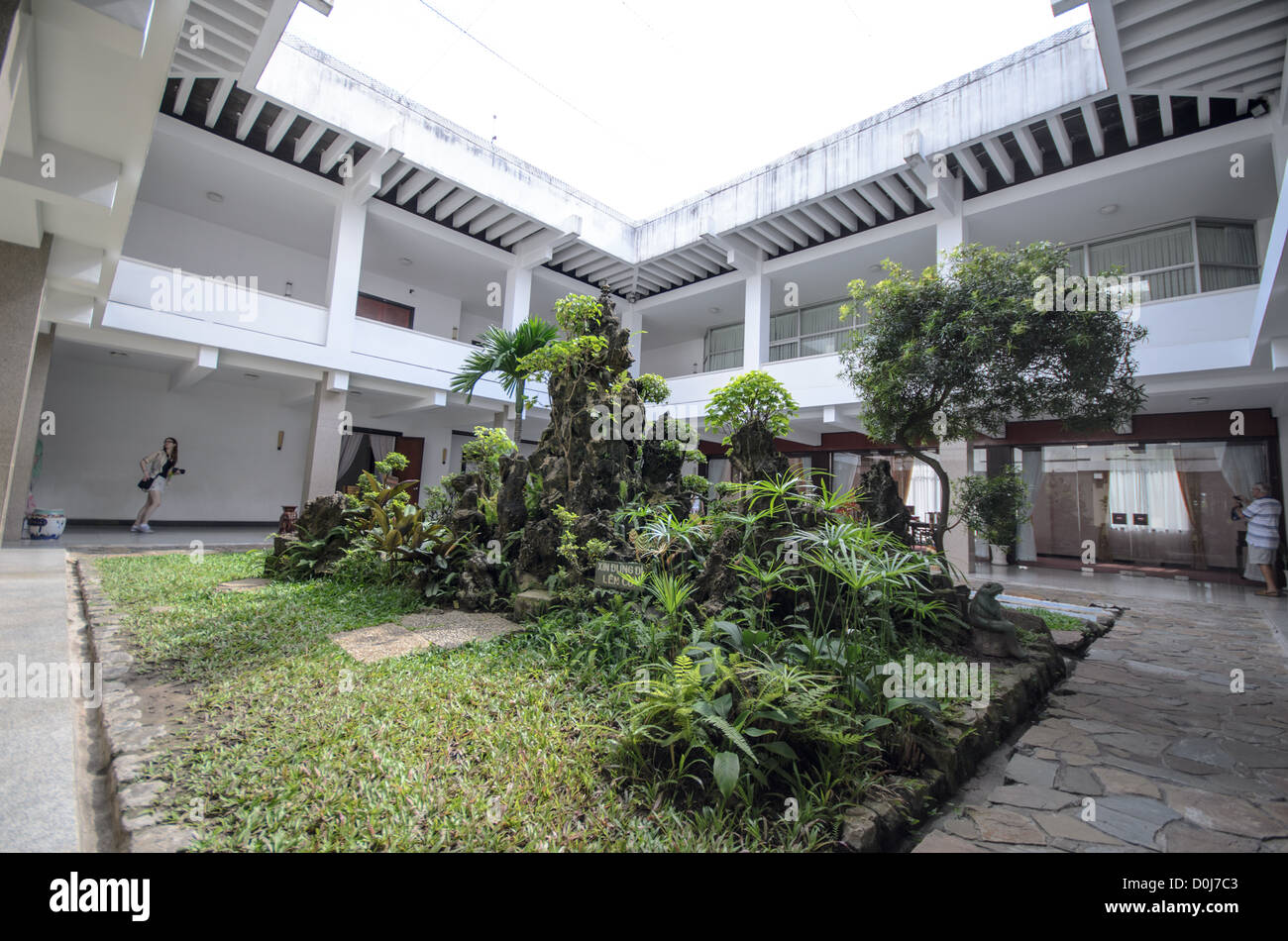 Open air atrium hi-res stock photography and images - Alamy