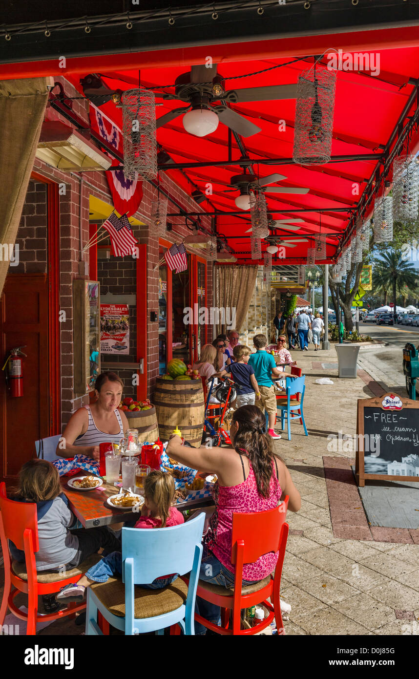 Sidewalk restaurant on Clematis Street in historic downtown West Palm ...