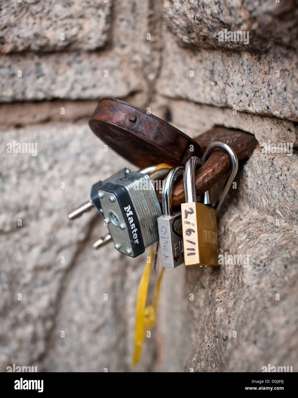 Lovers' locks, Brooklyn Bridge, New York Stock Photo - Alamy