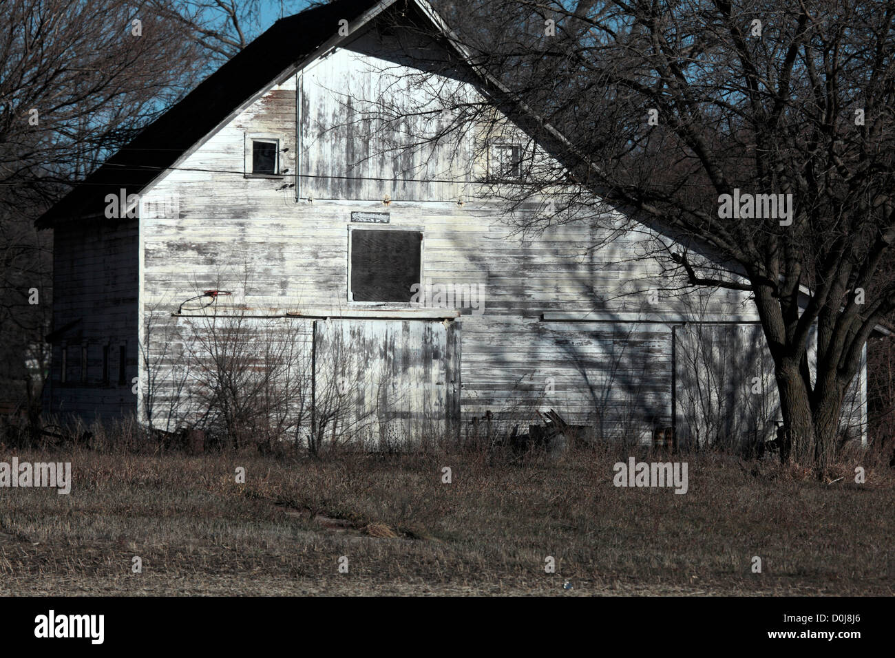 Old white barn Stock Photo - Alamy