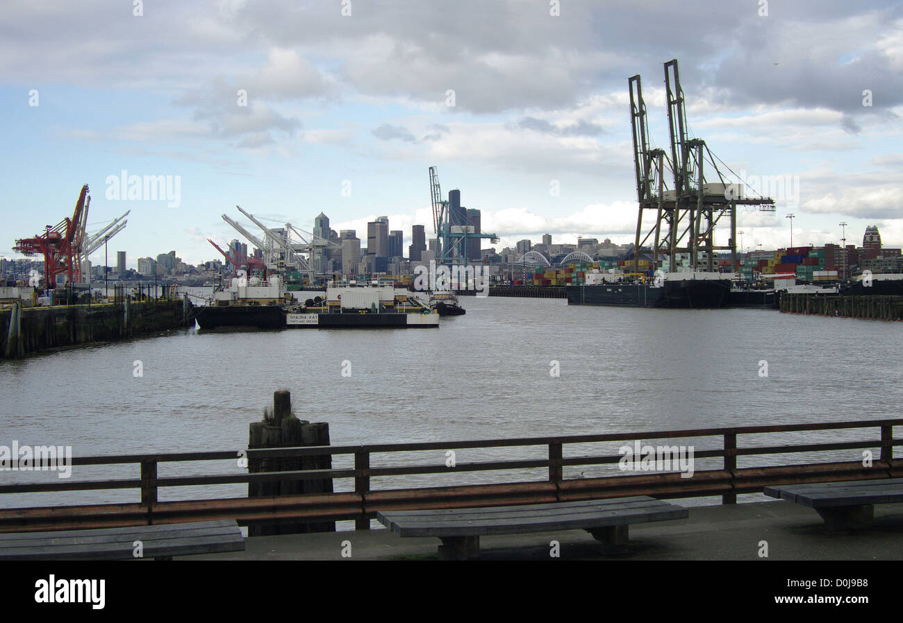 Dock port seattle container ship hi-res stock photography and images ...