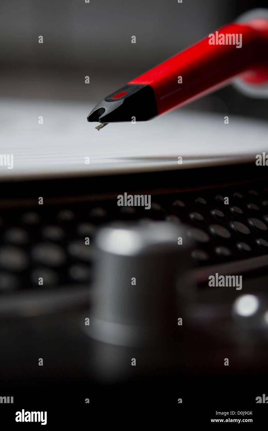 Dj turntable needle on vinyl hi-res stock photography and images - Alamy