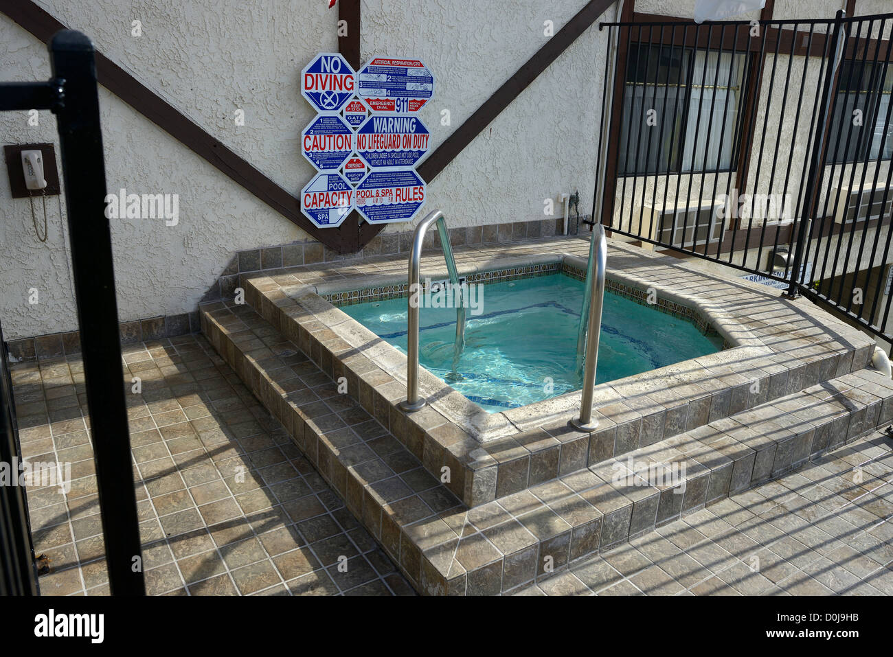 small motel swimming pool venice california Stock Photo - Alamy