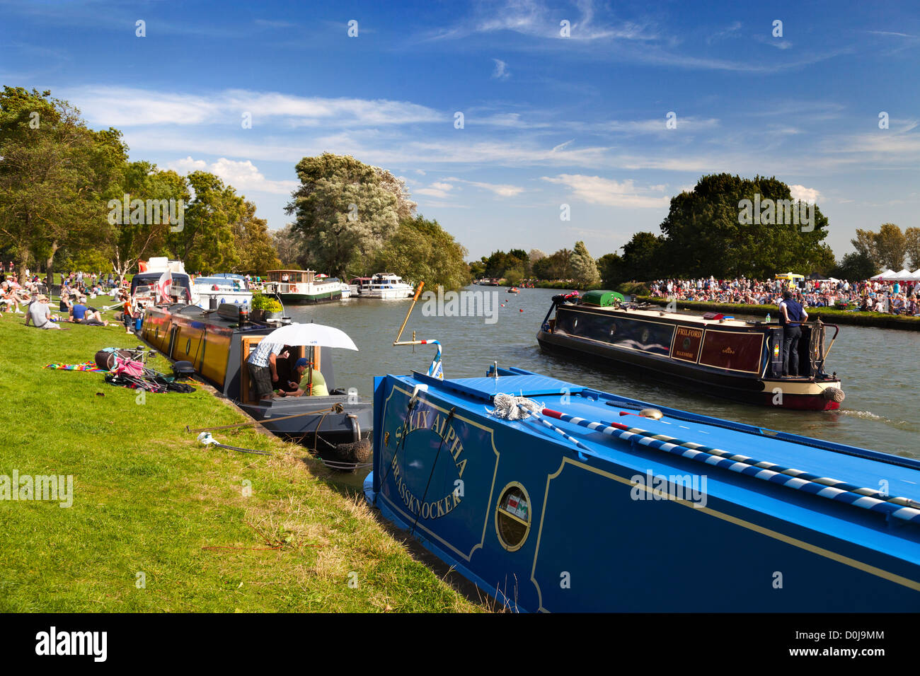 Thames cruising hi-res stock photography and images - Alamy