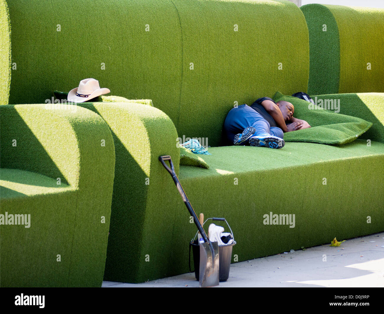 Green embankment hi-res stock photography and images - Alamy