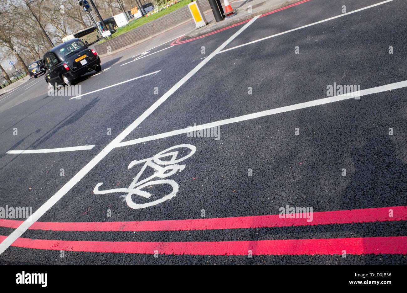 British road markings hi-res stock photography and images - Alamy