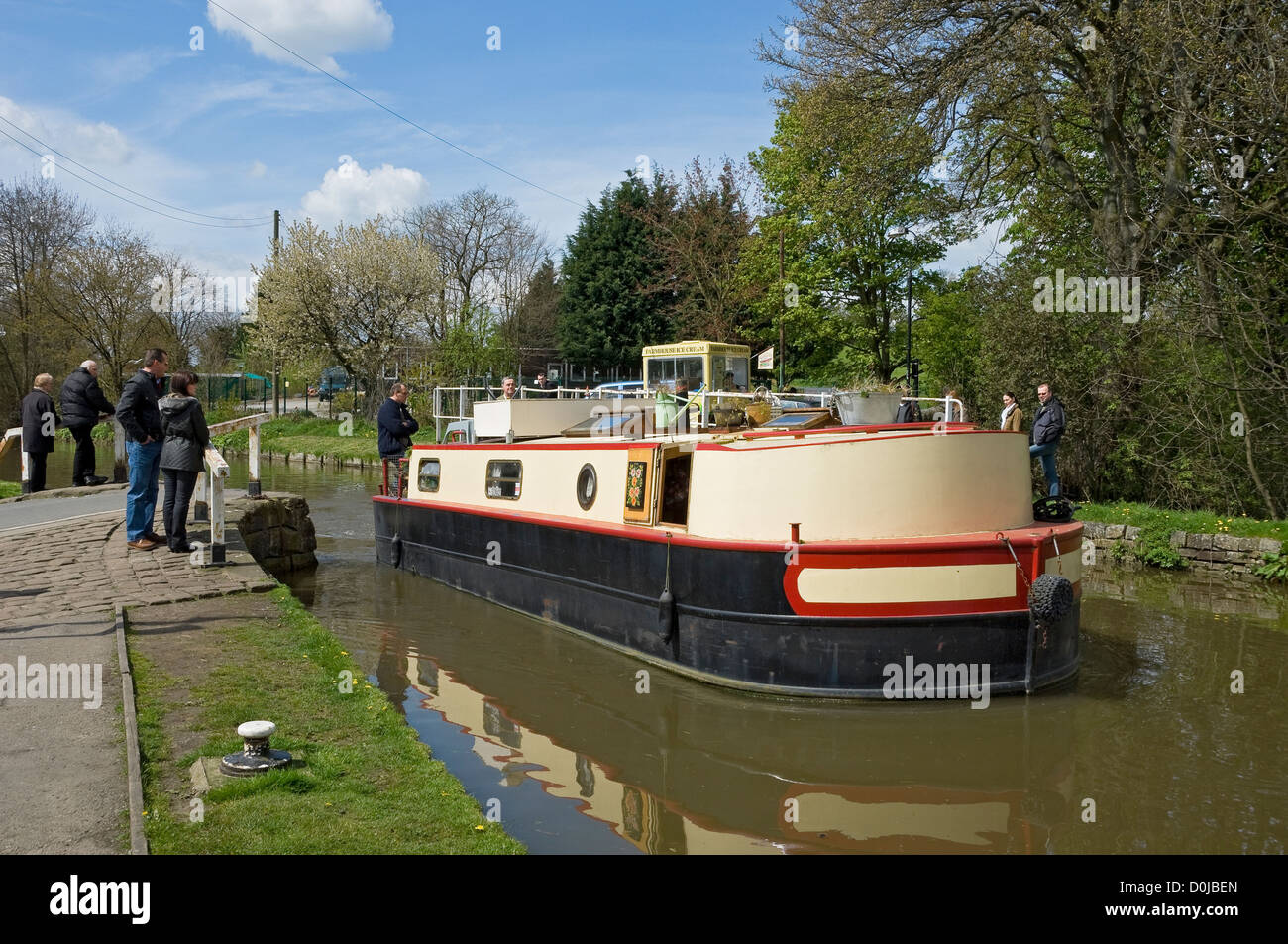 Narrowboat passing through lock hi-res stock photography and images - Alamy