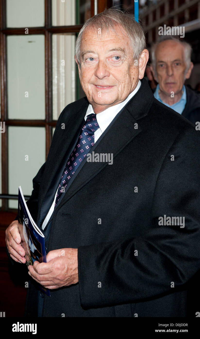 Derek fowlds yes prime minister hi-res stock photography and images - Alamy