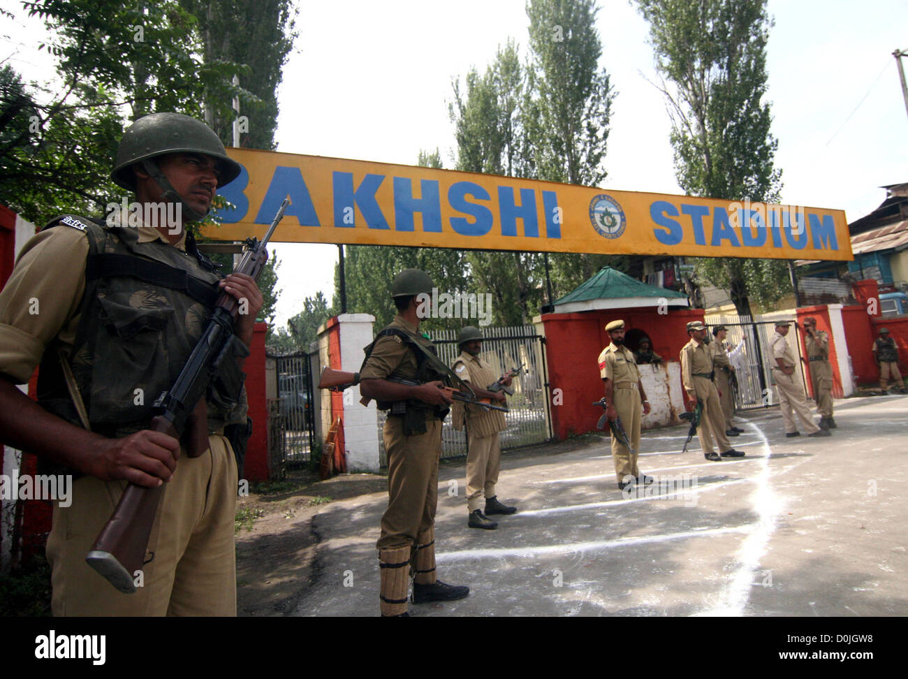 Paramilitary forces hi-res stock photography and images - Alamy