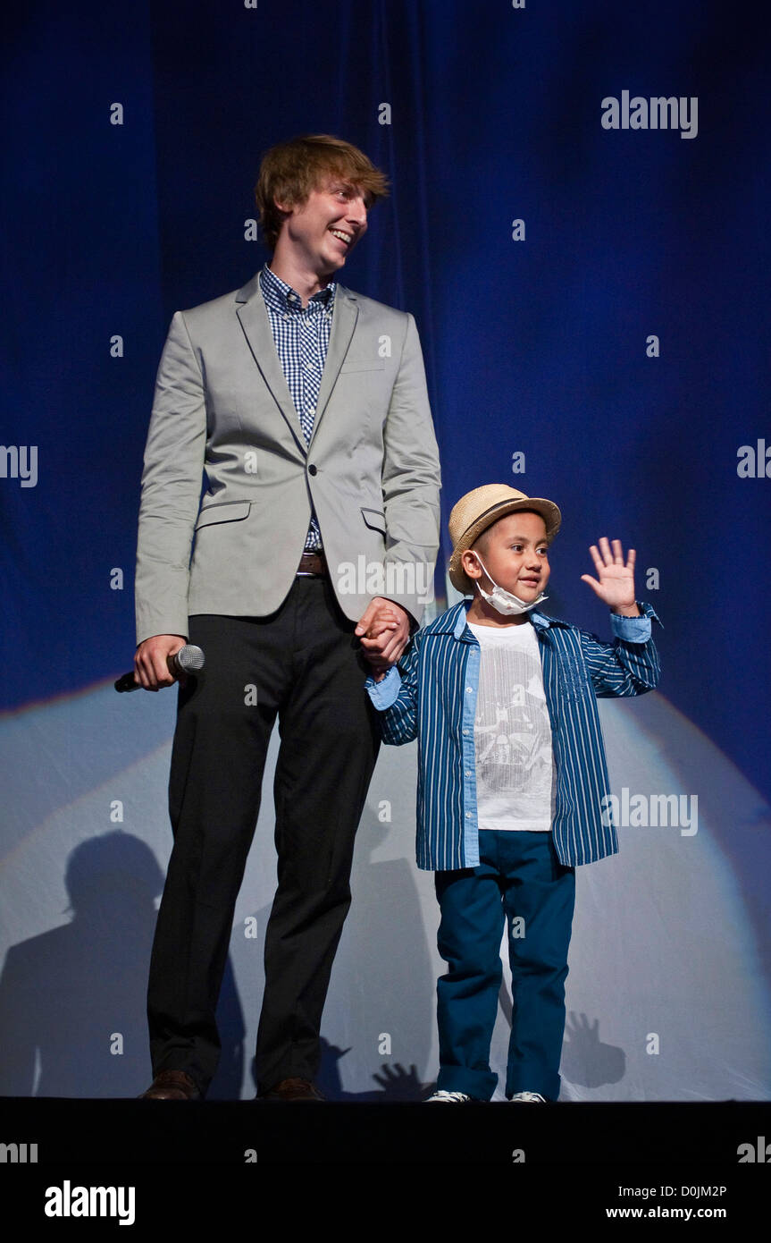 Eric Hutchinson introduces the audience to Maximilian Herrick onstage ...