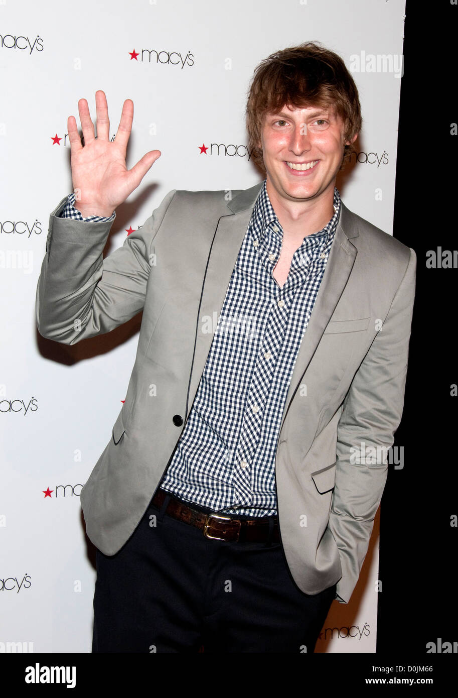 Eric Hutchinson attends Macy's Glamorama 2010 at the Chicago Theatre ...