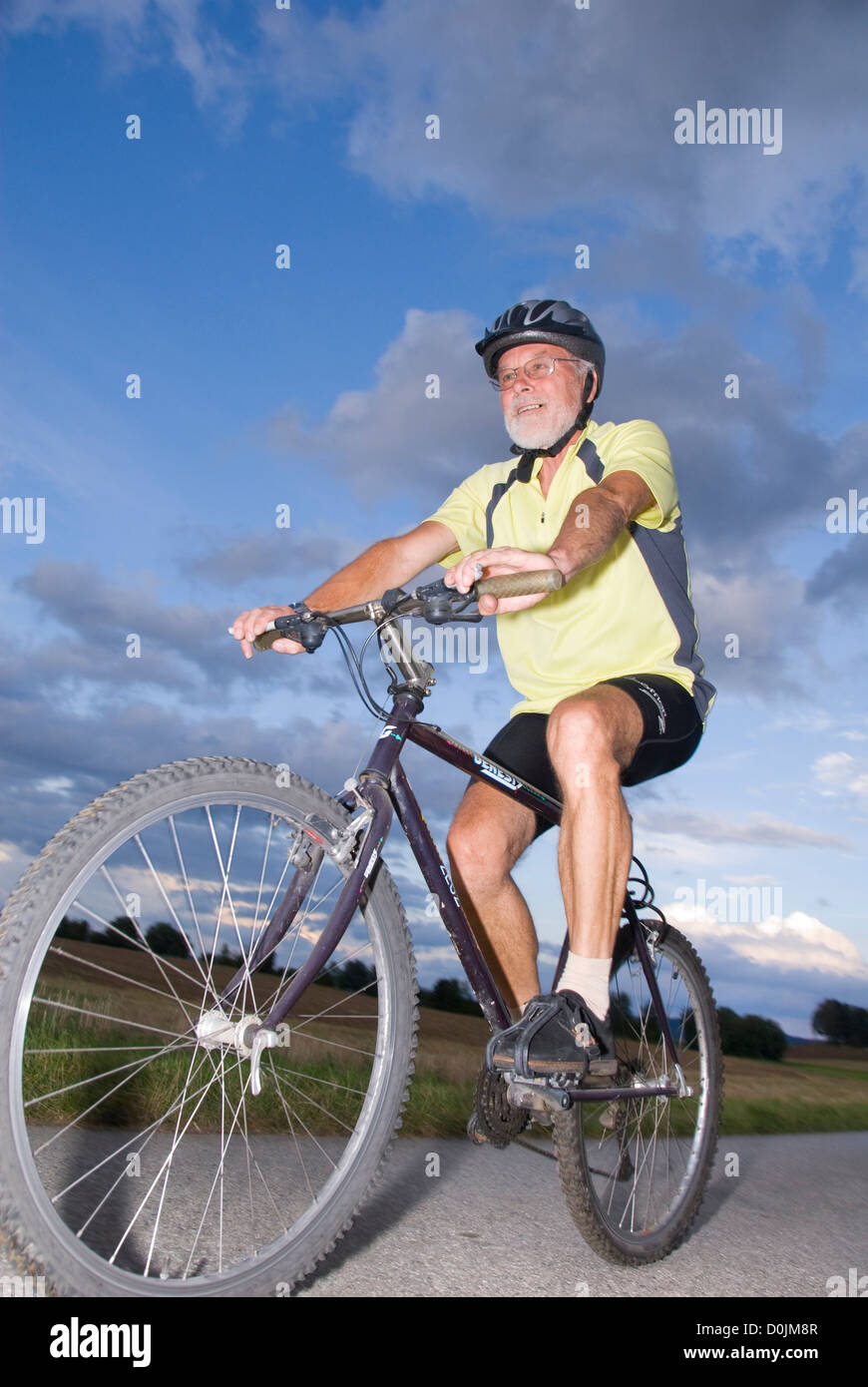 Older mountain biking hi-res stock photography and images - Alamy