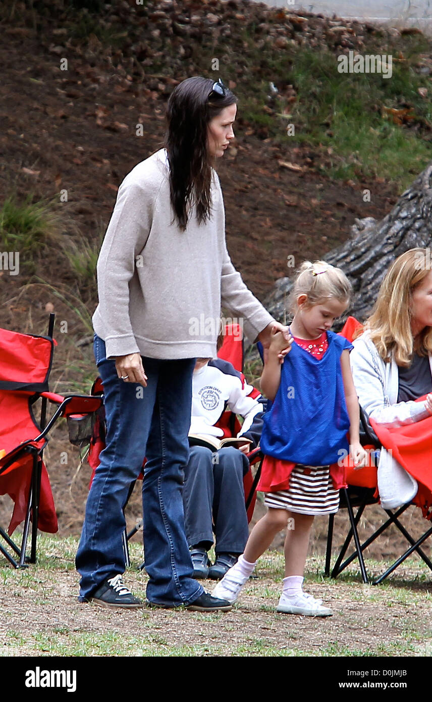 Jennifer Garner takes her daughter Violet Affleck to a kids soccer ...
