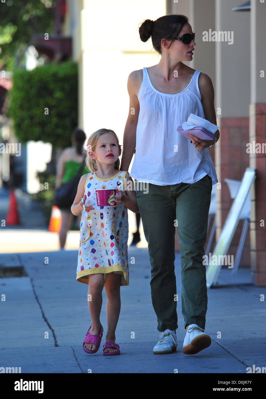 Jennifer garner and violet affleck hi-res stock photography and images ...