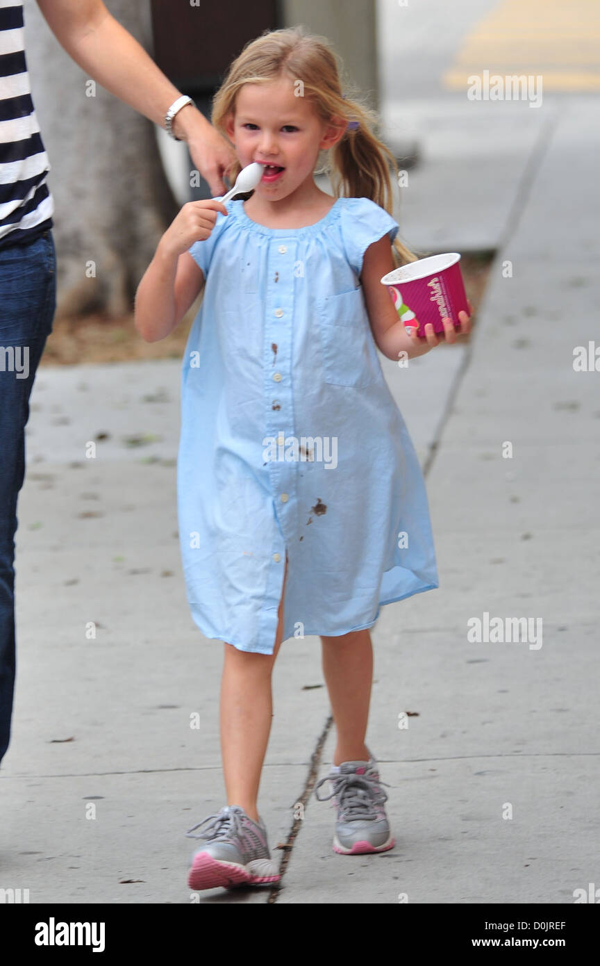 Violet Affleck goes for frozen yoghurt at 'What's Your Mix' with her ...