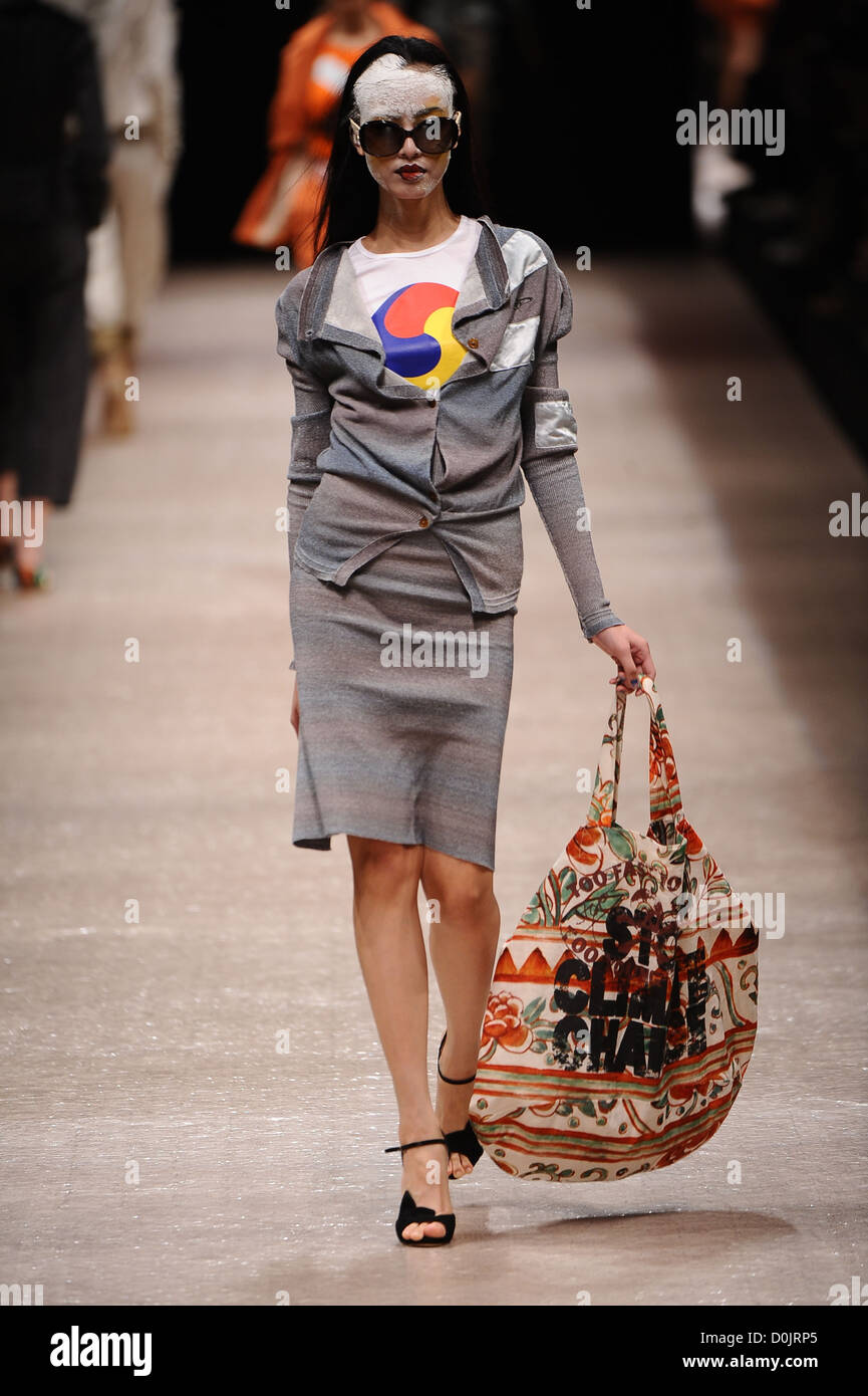 Model Paris Fashion Week Ready to Wear Spring/Summer Vivienne ...