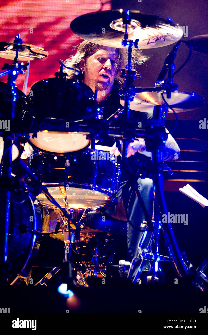 Creed performing at Tinley Park on 'The 20-10 Tour' Chicago, Illinois ...