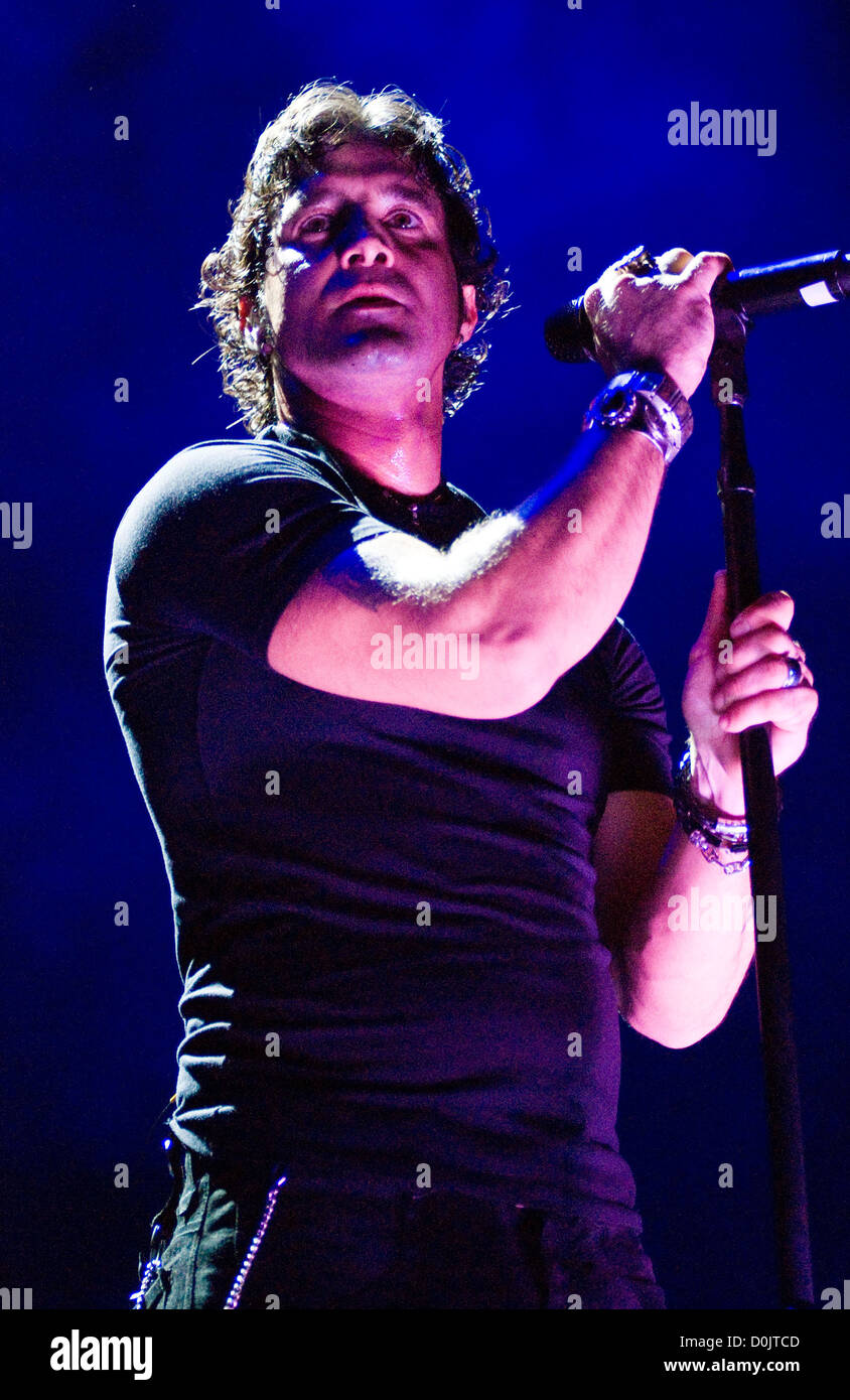 Creed performing at Tinley Park on 'The 20-10 Tour' Chicago, Illinois ...