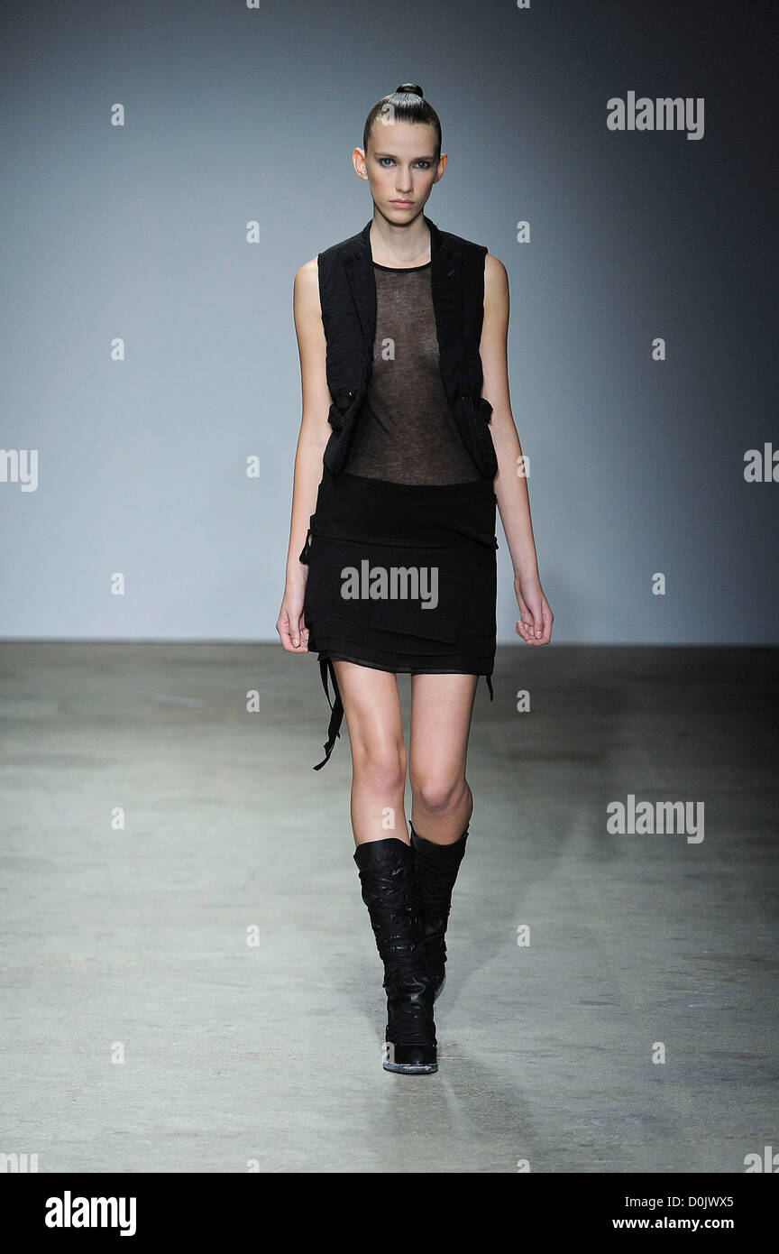 Model Paris Fashion Week Ready to Wear Spring/Summer 2011 - 'Nicolas ...