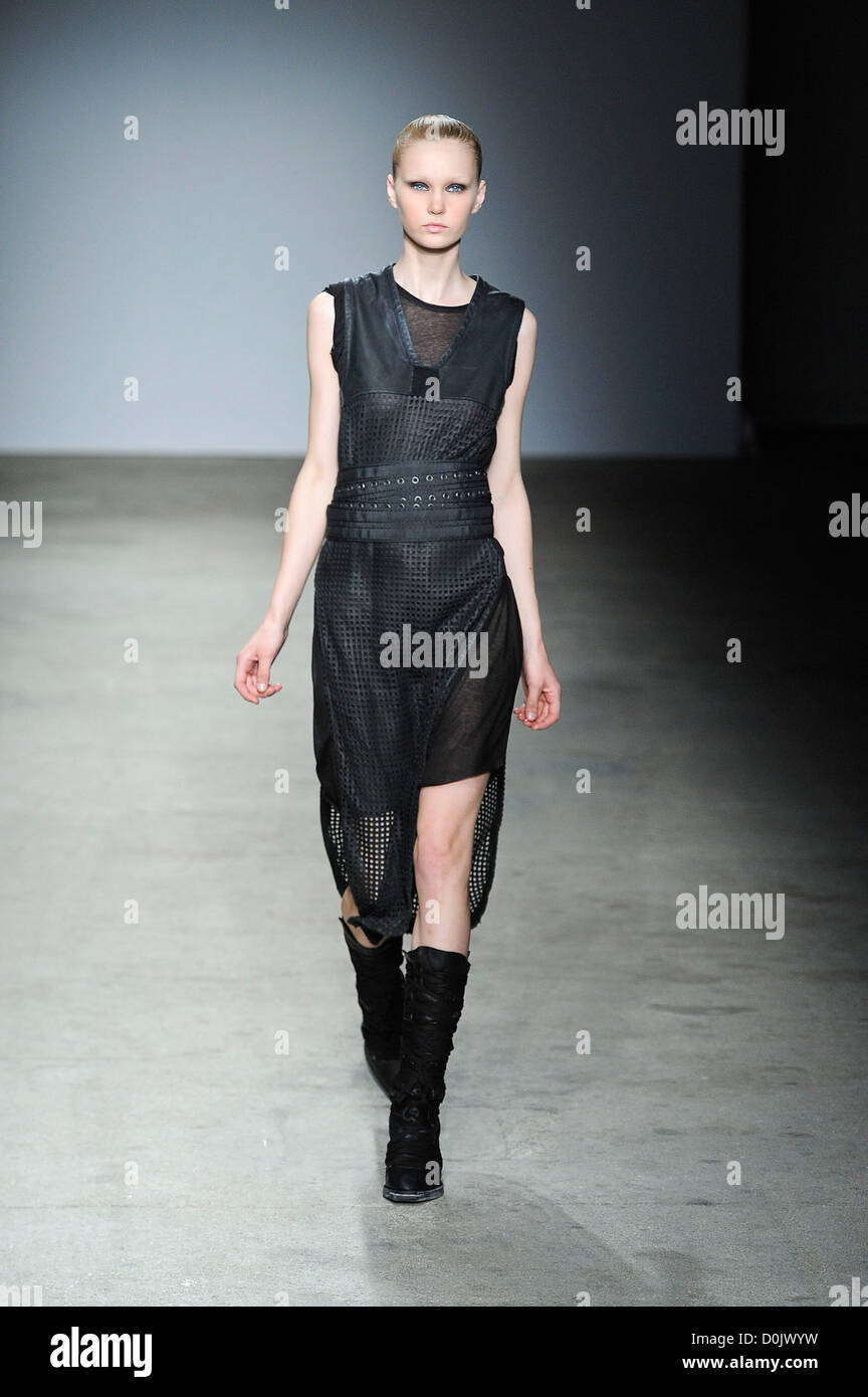Model Paris Fashion Week Ready to Wear Spring/Summer 2011 - 'Nicolas ...