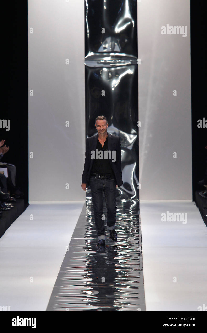 Model Paris Fashion Week Ready to Wear Spring/Summer - 'Guy Laroche ...