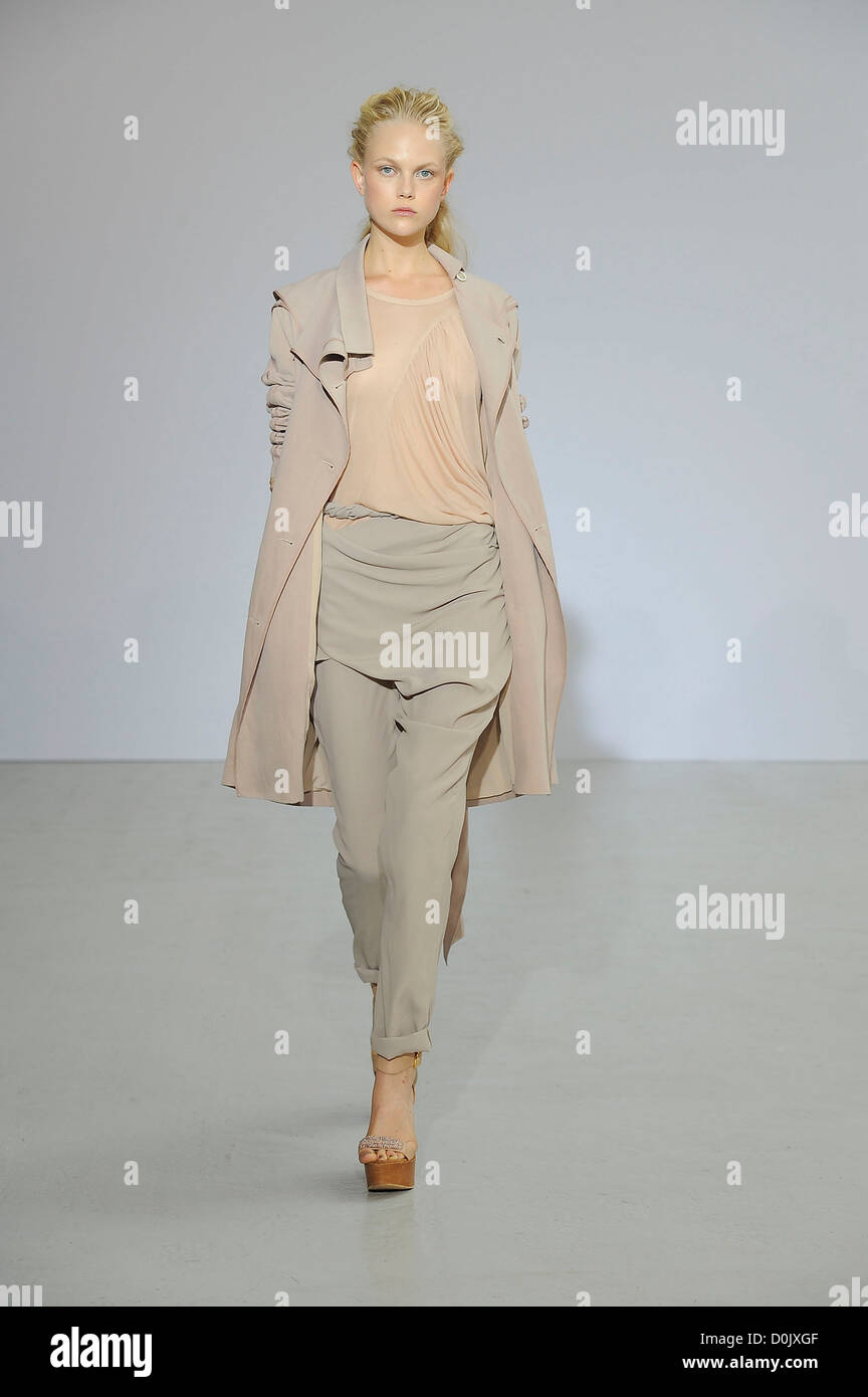 Model Paris Fashion Week Ready to Wear Spring/Summer 2011 - 'Ann ...