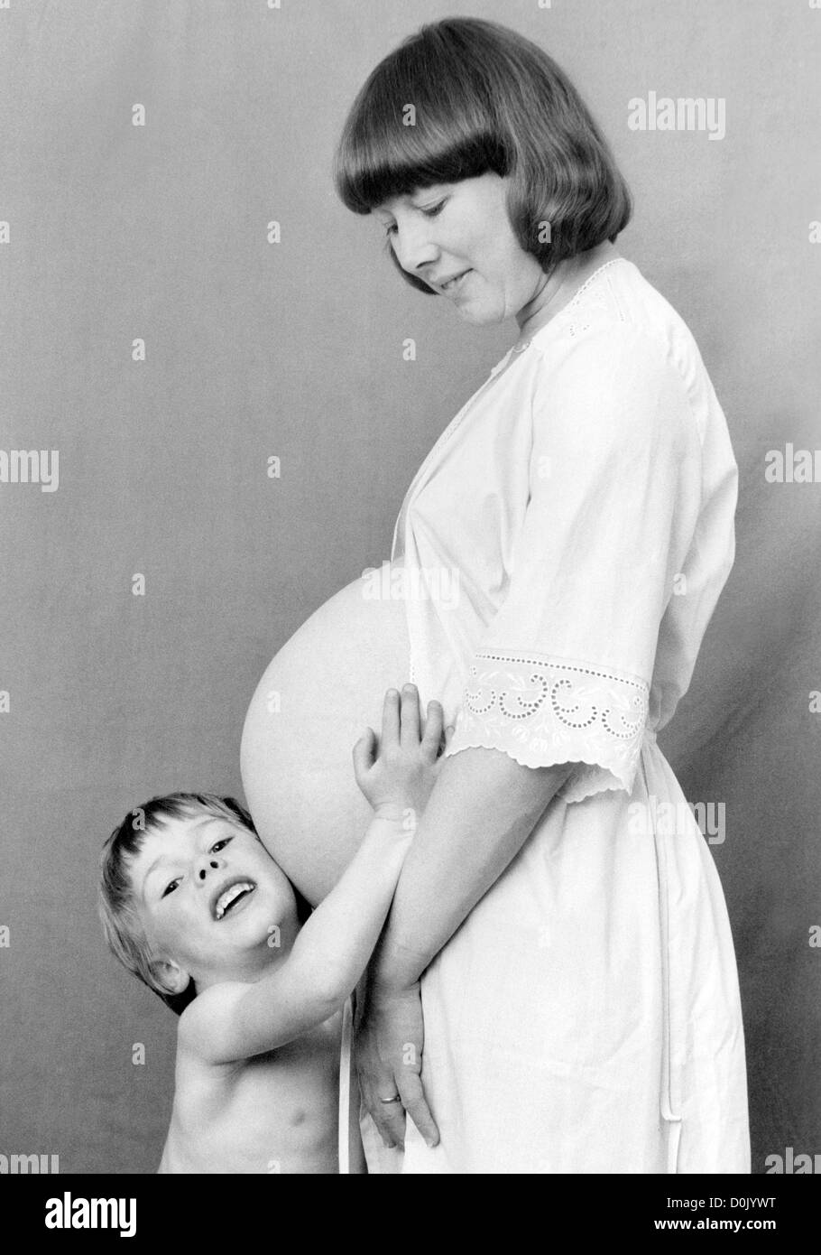 1970s mother and children Black and White Stock Photos & Images - Alamy