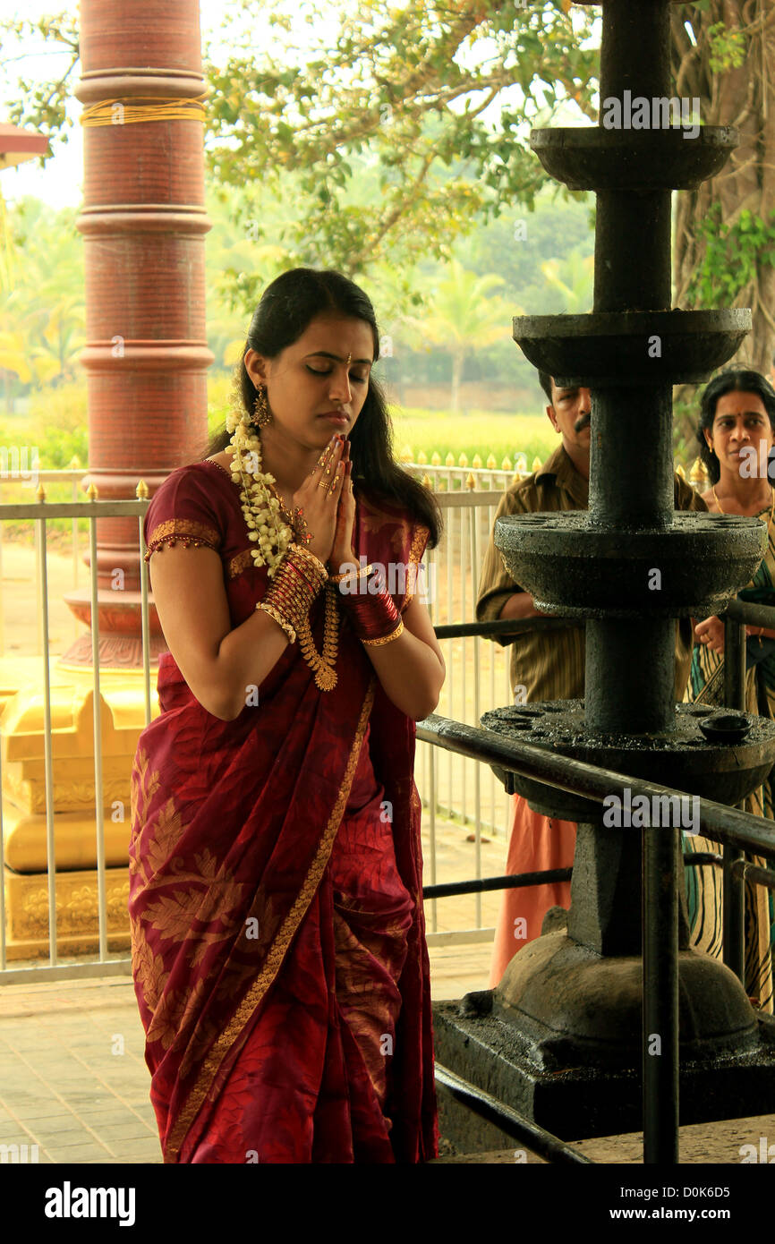 Indian bride praying Stock Photo - Alamy
