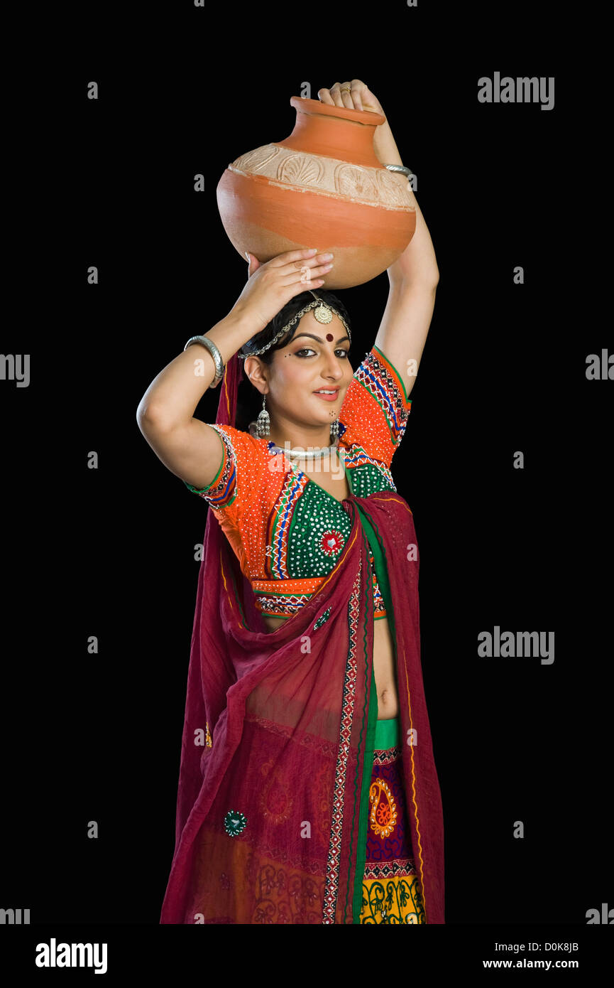 Indian woman carrying pot on head hi-res stock photography and images ...