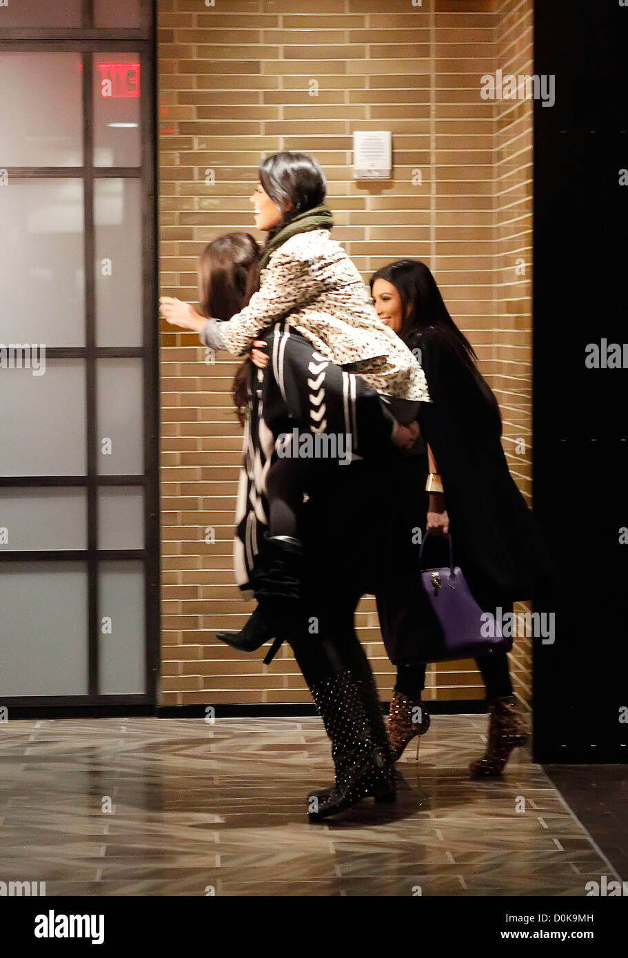 Khloe kardashian offers sister kourtney hi-res stock photography and ... Khloe kardashian offers sister kourtney hi-res stock photography and ...