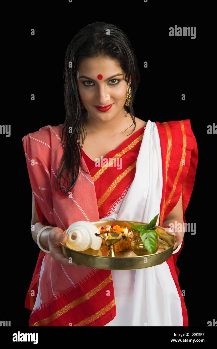 Beautiful woman in a Bengali sari holding pooja thali Stock Photo - Alamy