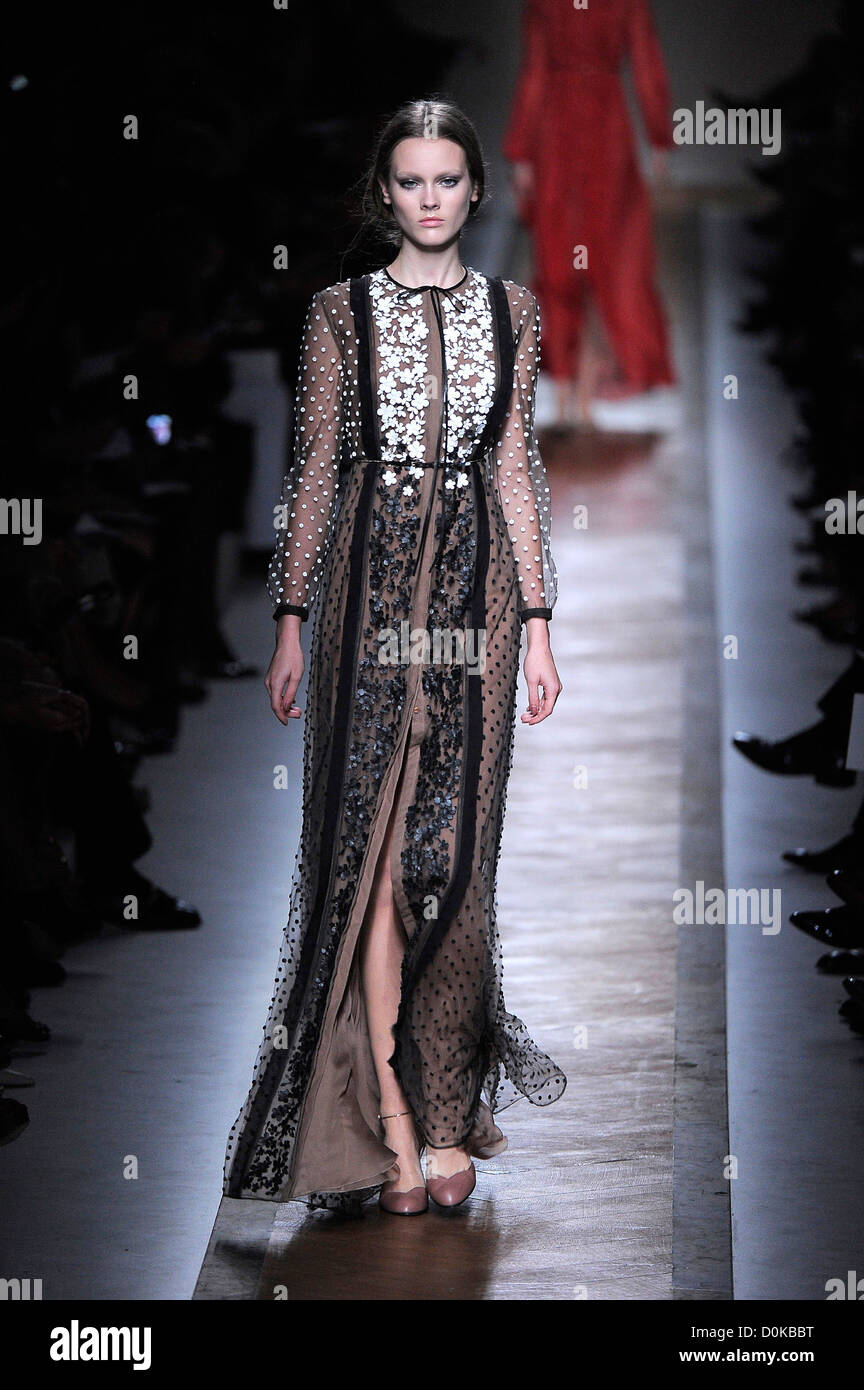 Model Paris Fashion Week Ready to Wear Spring/Summer 2011 - Valenti ...