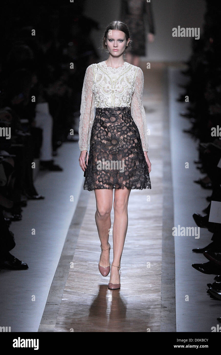 Model Paris Fashion Week Ready to Wear Spring/Summer 2011 - Valenti ...